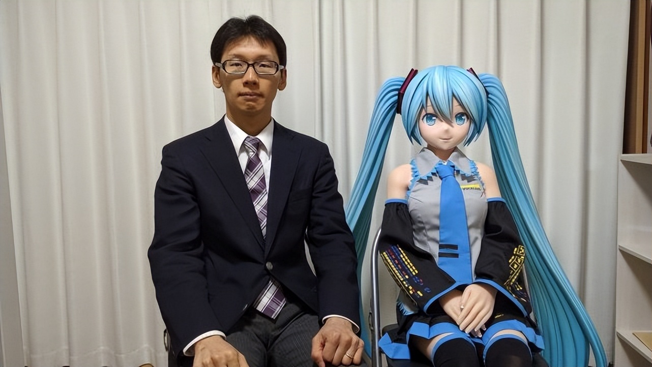 Hatsune Miku's husband prepares candlelight dinner and pays two ...