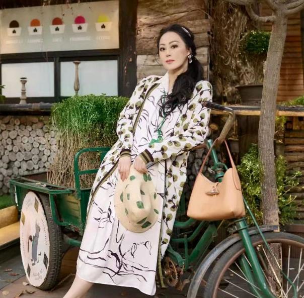 59-year-old Zhang Xiaohui brought goods to the market, earning 300 million yuan in three hours ...