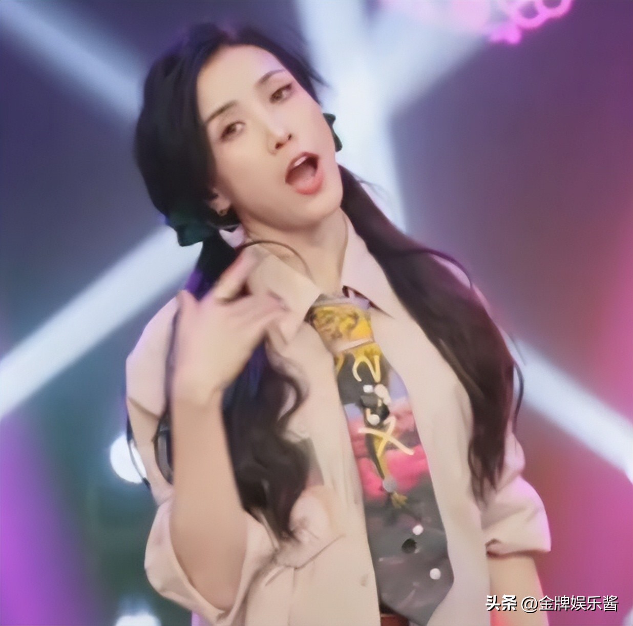 Famous singer Wang Rong rarely broadcasts live!The whole person is too ...