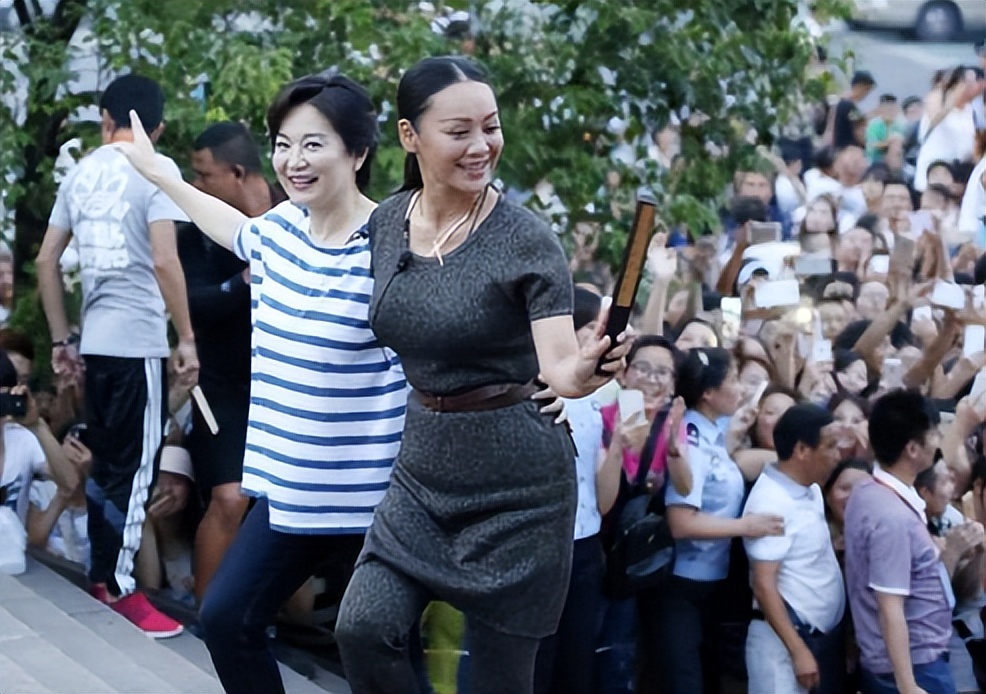 Brigitte Lin is quiet in the same frame, dressed in ordinary but ...