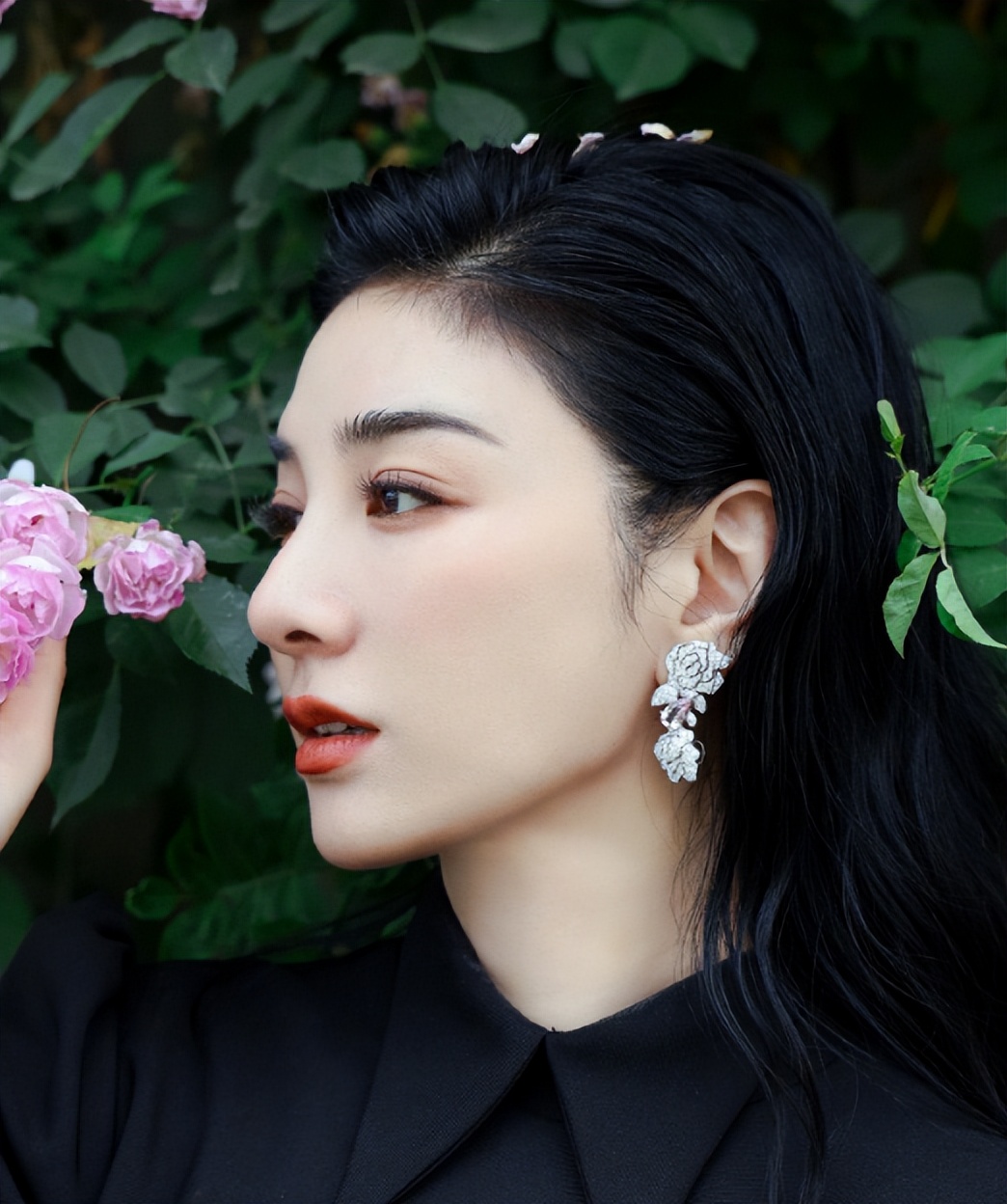 Huang Yi posed for a photo with a crystal rose in private, and was ...