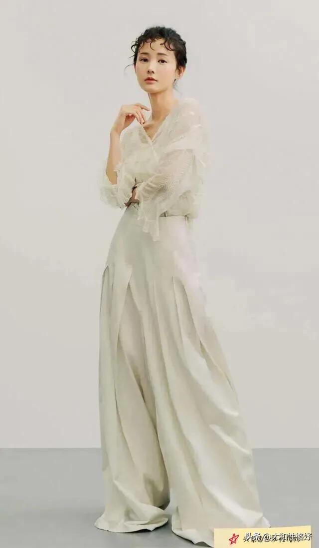 Li Yitong-"Stunning in the world", the white gauze skirt is dreamy like ...