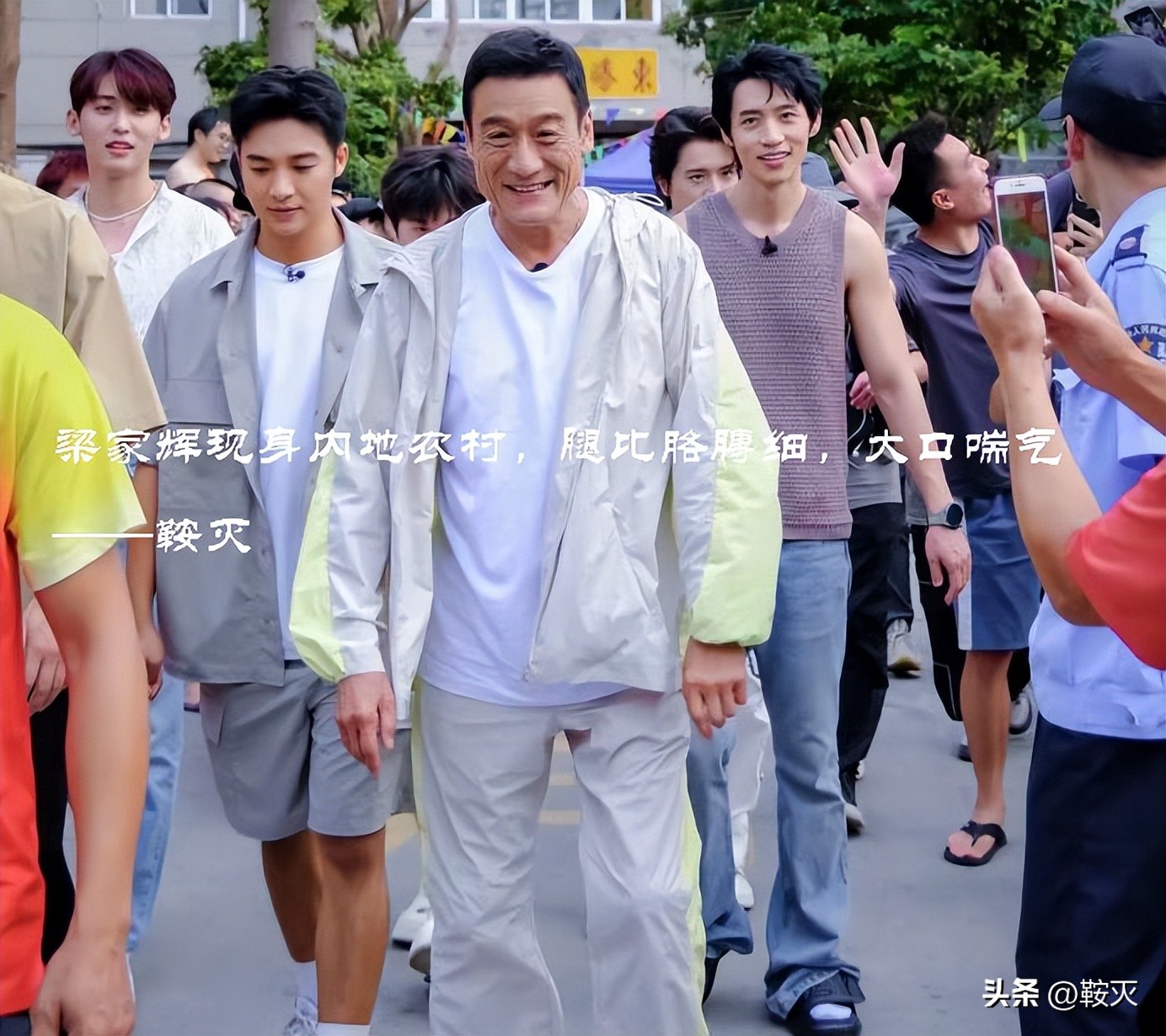 Liang Jiahui appeared in the countryside in the Mainland, his legs were ...