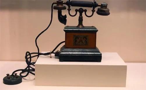 Self-narration of American History - The Invention of the Telephone - iNEWS
