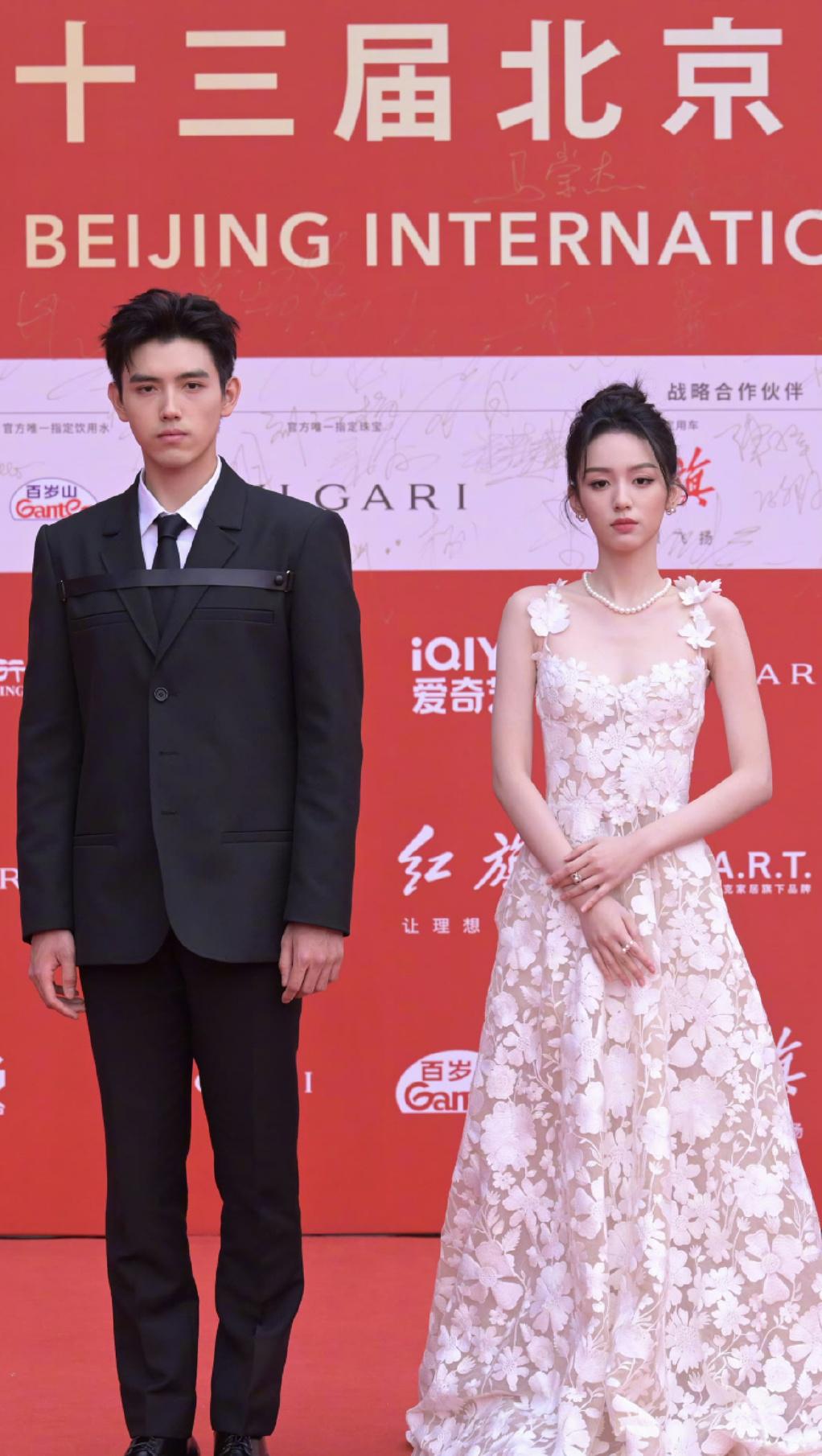 Chen Feiyu Zhou also took a group photo at the film festival. The aura ...