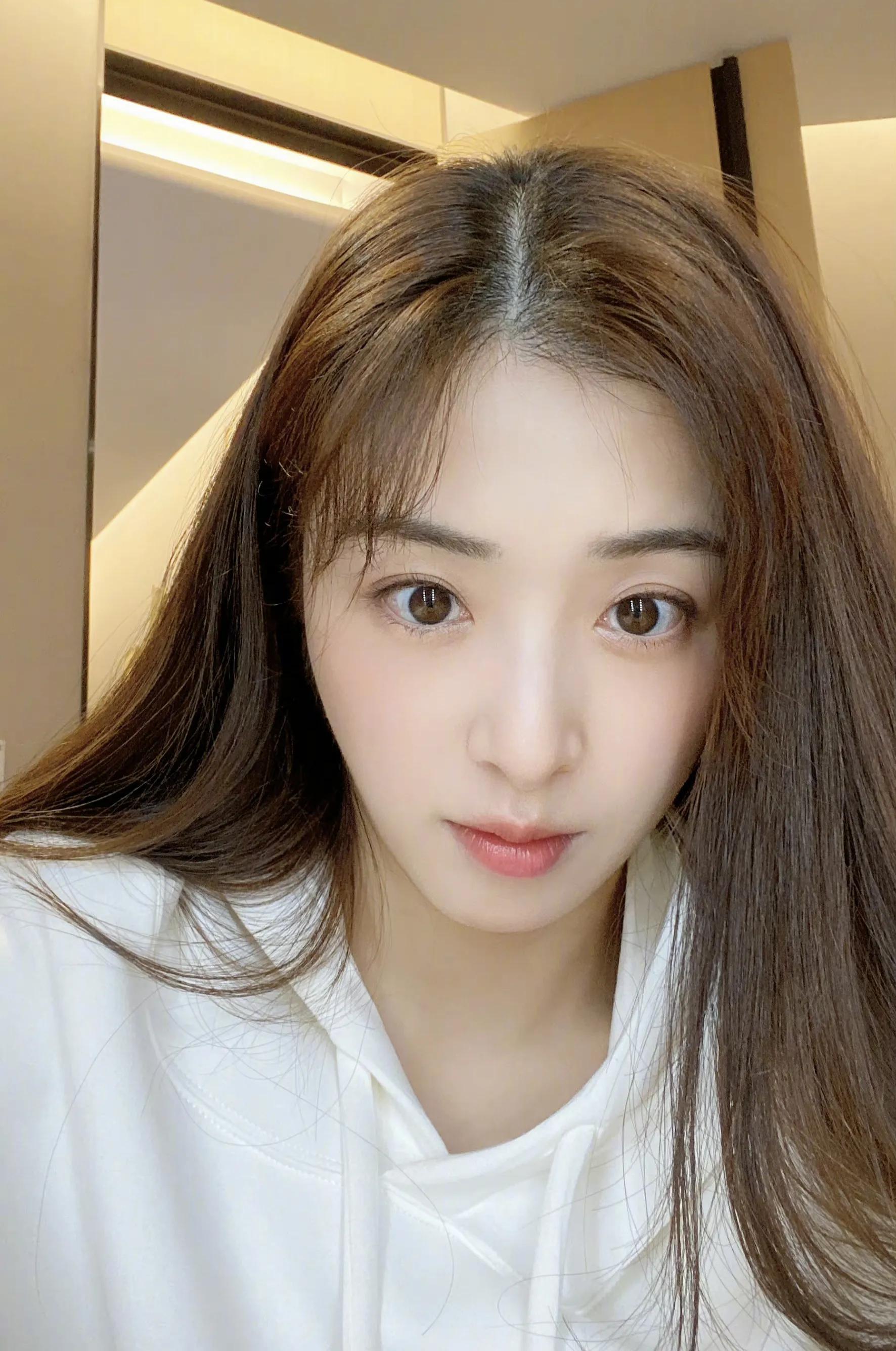 Female star Zhang Hanyun's fashion photo: sweet, cute, handsome and smart - iNEWS