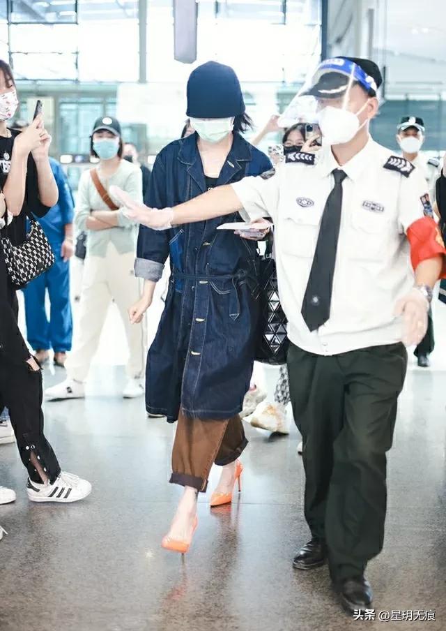 Wan Qian wears a blue hat and a mask to cover her face in a low-key way ...