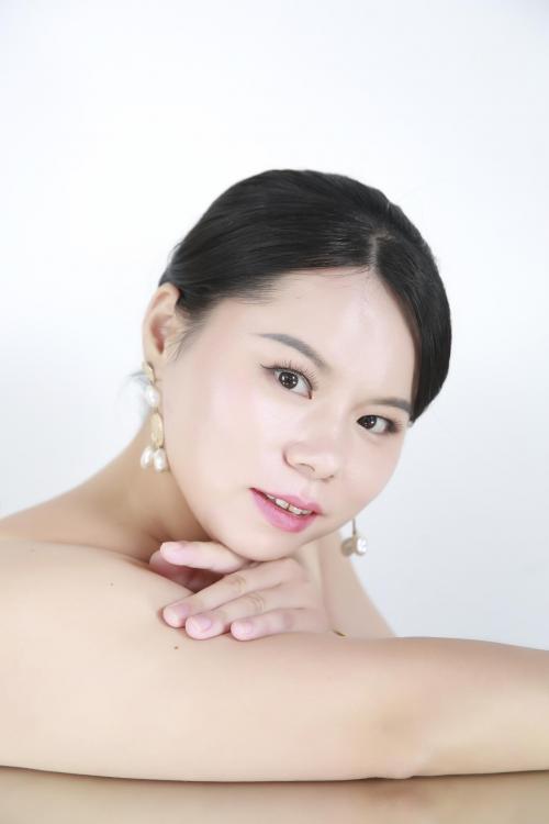 Huang Xinyu - a gentle and quiet plus-size model - iNEWS