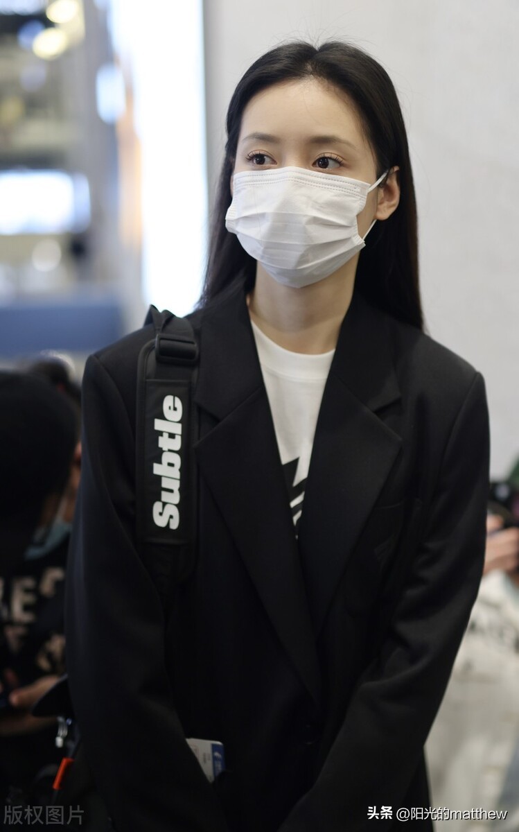Sun Yihan appeared in a black suit at Shanghai Hongqiao Airport - iNEWS