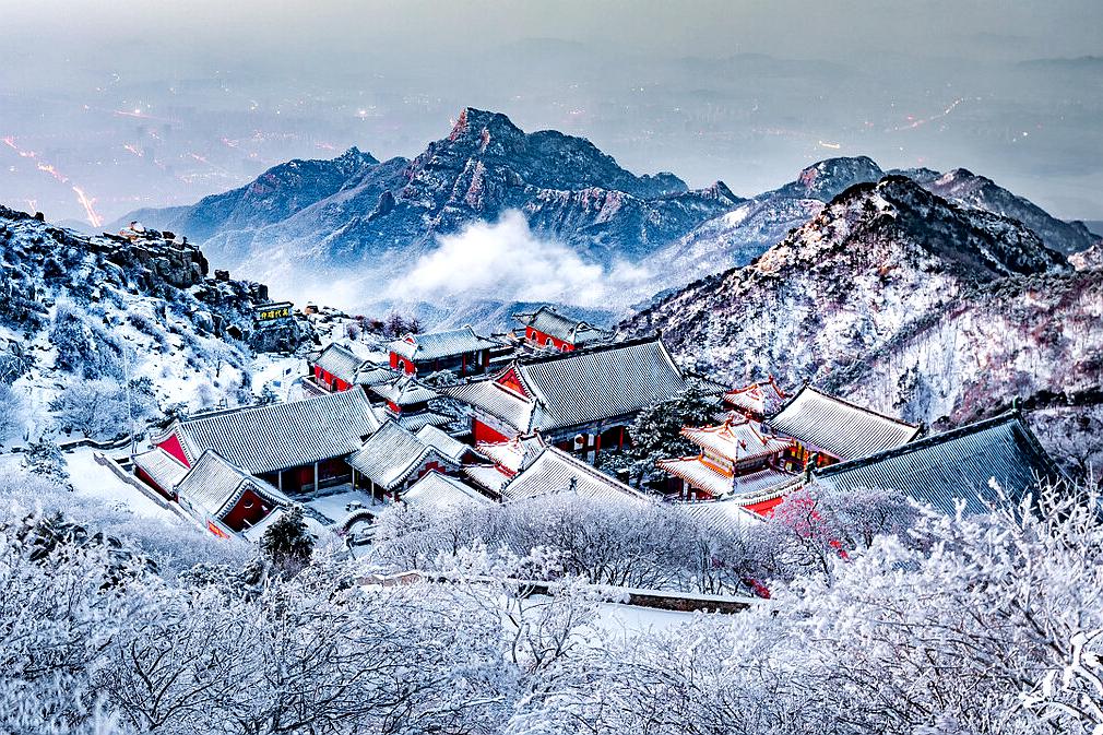 Mount Tai is full of tourists, from the foot of the mountain to the top ...