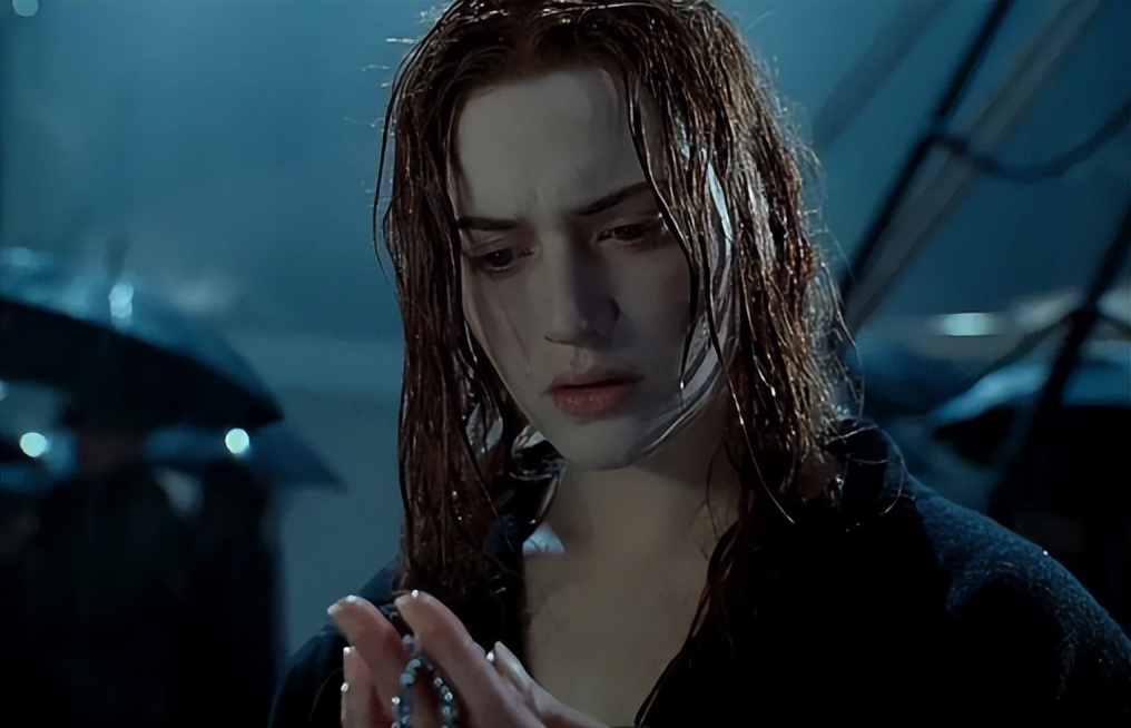 The ship sinks, but the love lasts forever, their fate is drawn by the ...