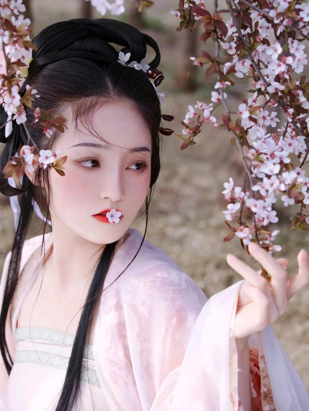 Who is Qingfang, a little pink between colors - iNEWS