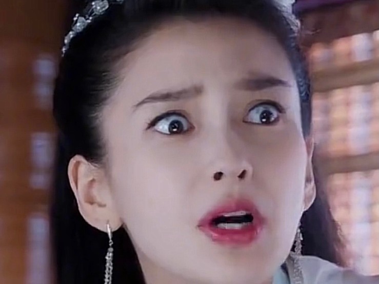 The smile is stiff and the cheeks are sunken, Angelababy is old in ...