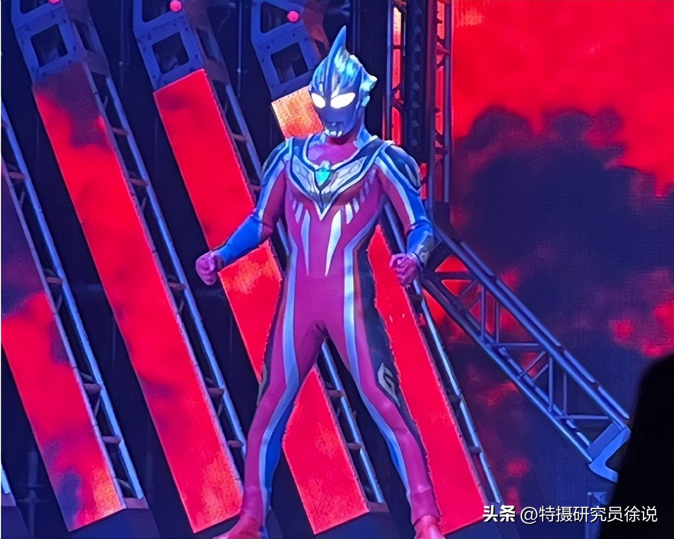 Here comes Ultraman Gaia's super supreme form, absorbing the power of ...