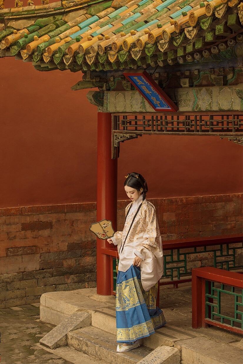 Liu Yuxi's poem "He Letian Spring Ci" lyrically and implicitly ...