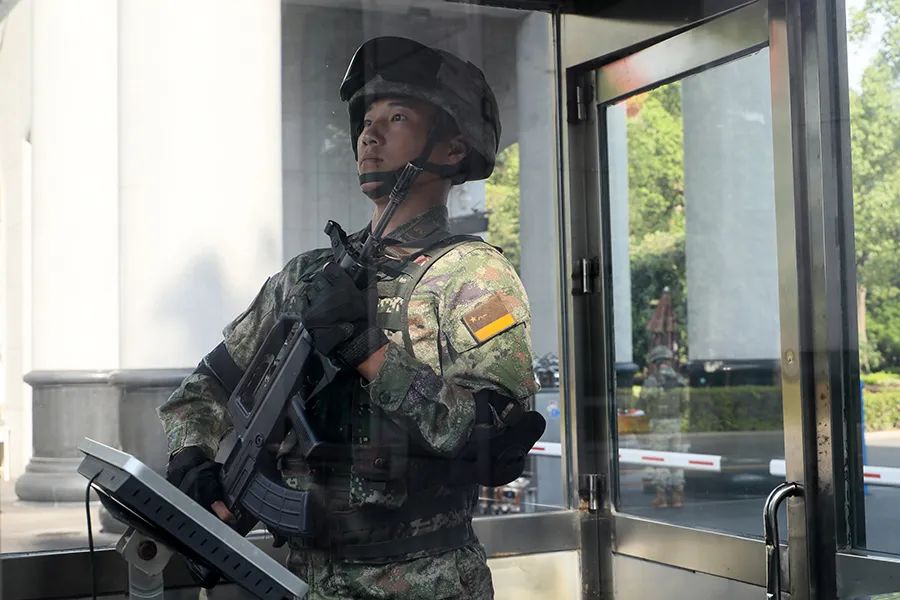 Look, this is the youth of the guards! - iMedia