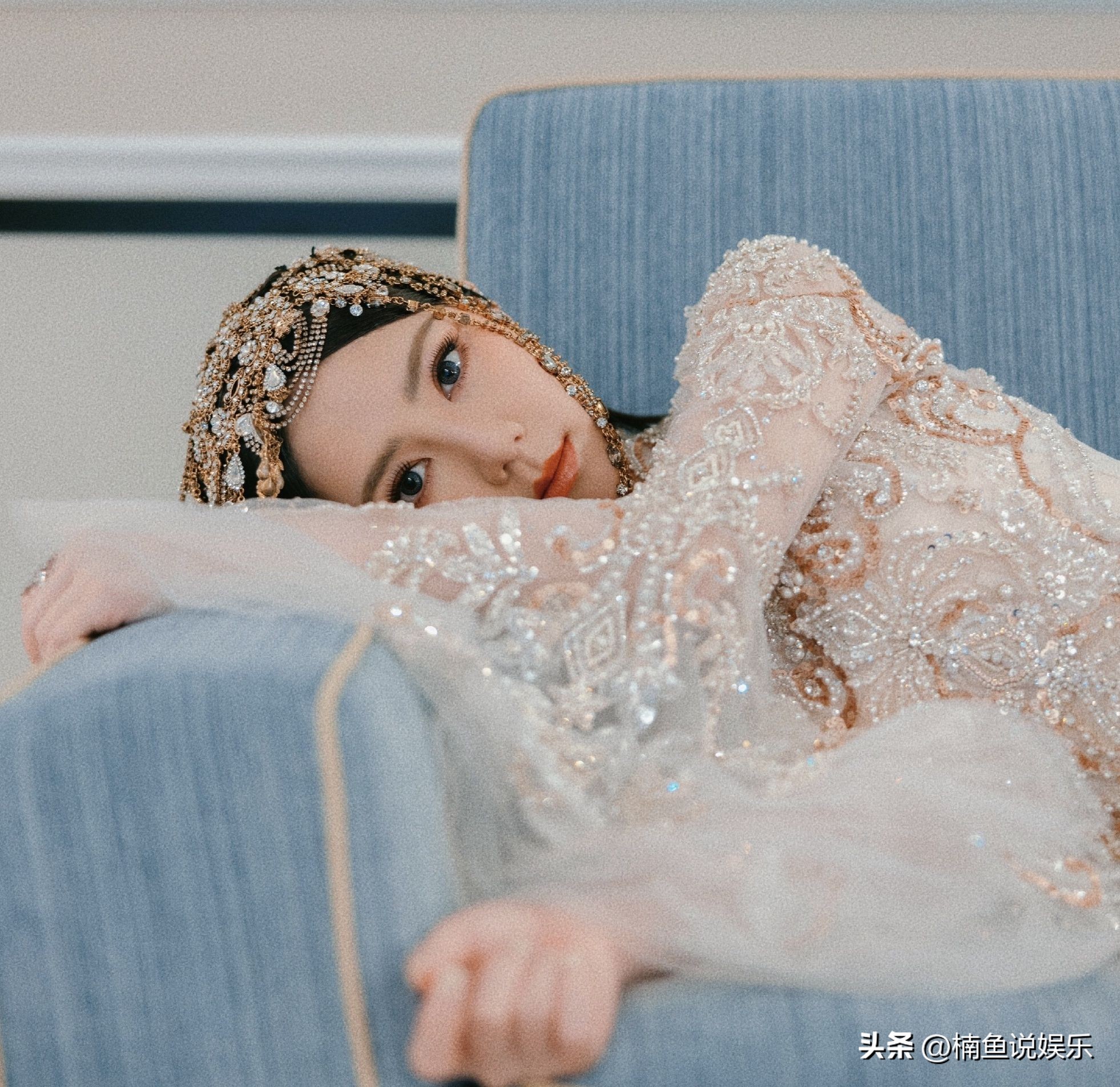 Deng Ziqi was finally glamorous once, dressed up as an exotic princess ...