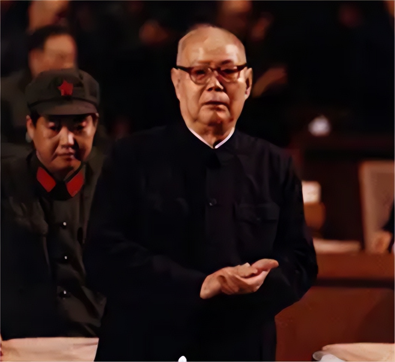 Because she looked too much like Mao Zedong, Ye Jianying took a breath ...