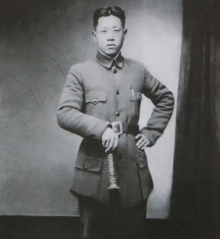 The army sent a beautiful female soldier to stand guard, Tao Yong ...