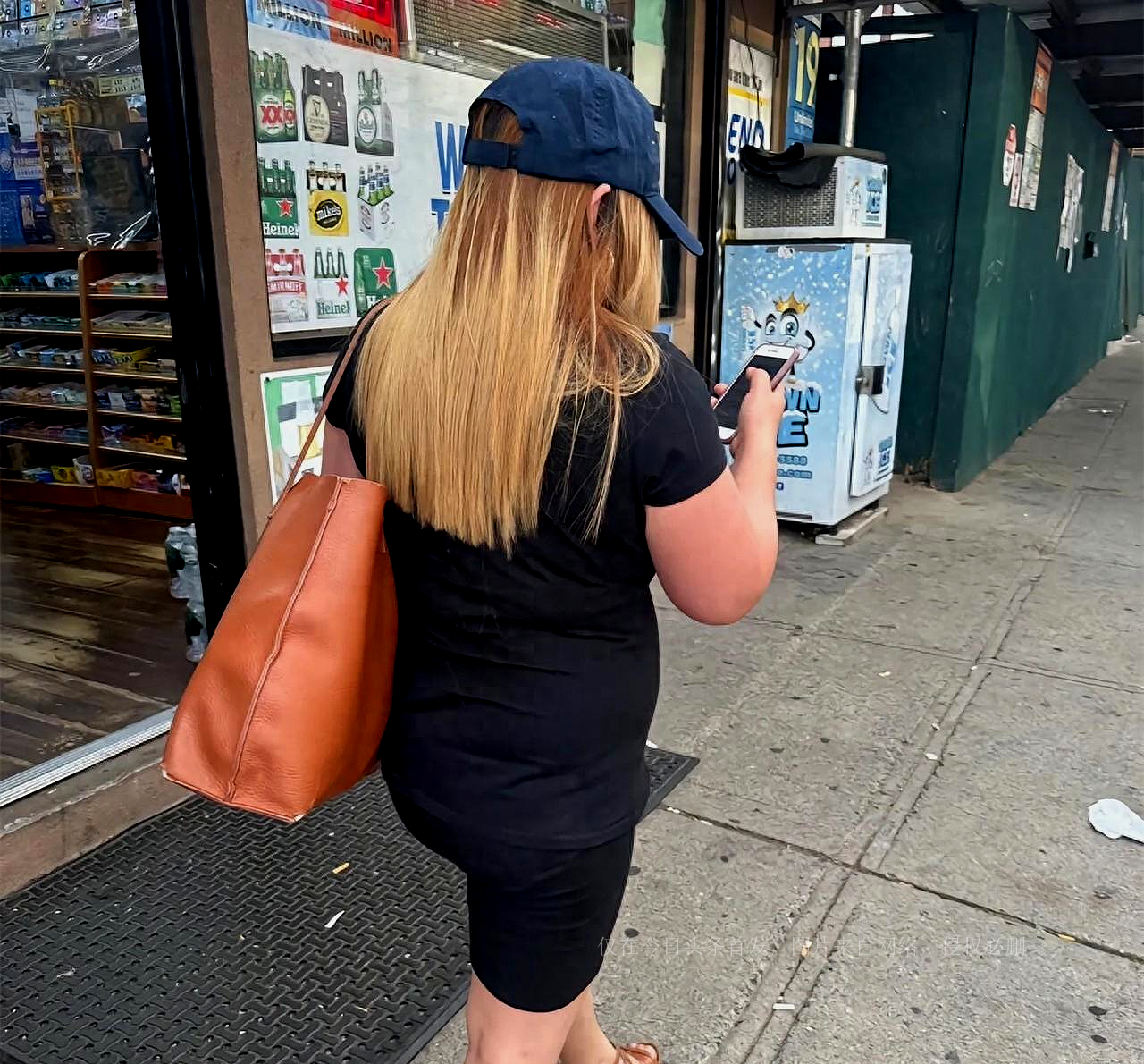 Sister Feng appears on the streets of America! Wearing boxers, my body ...