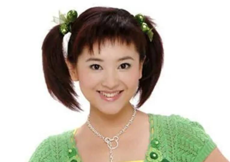 Sister Moon rarely shows her father, her silver-haired father is a ...