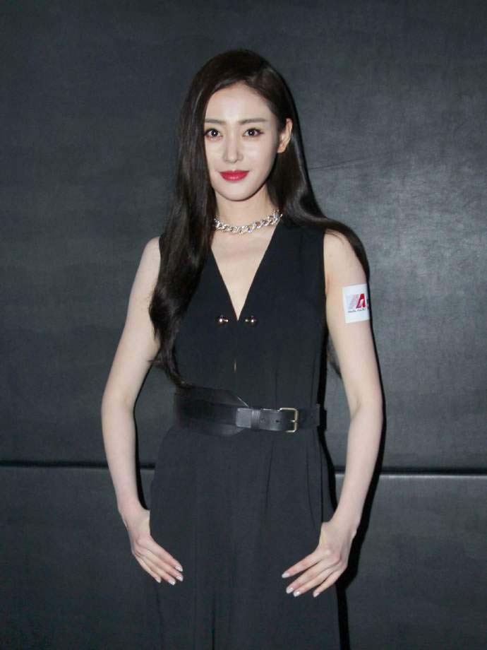 Zhang Tianai's big beautiful legs and long legs are very eye-catching ...