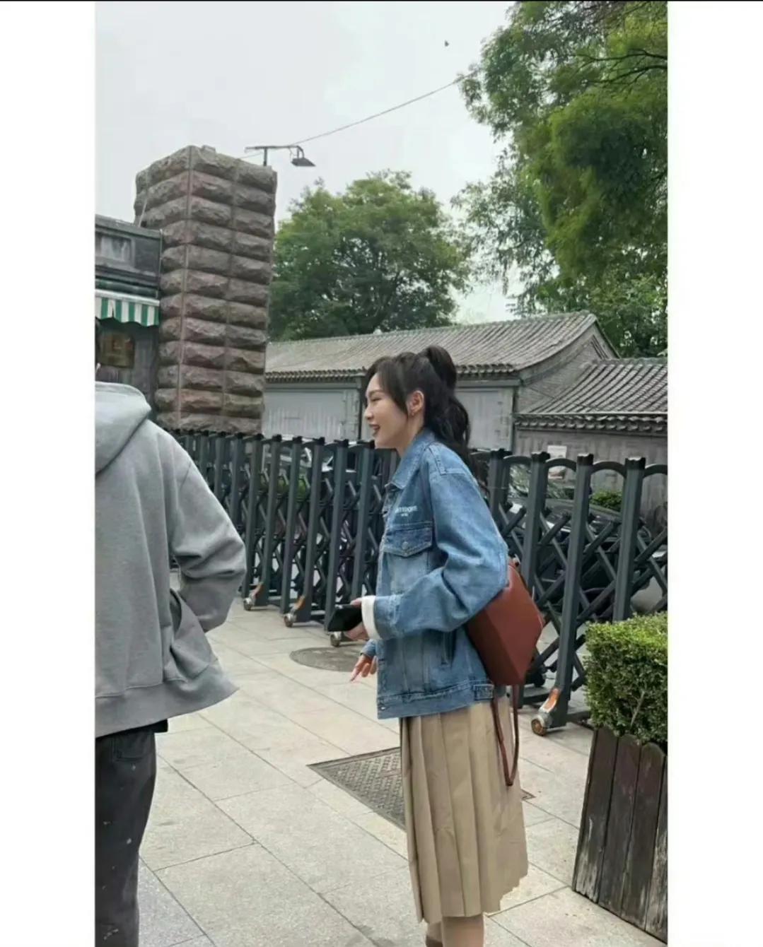 The "exclusive" Tang Yan alumni party appeared, and the denim half-tie ...