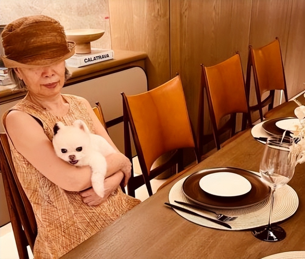 Jay Chou's mother Ye Huimei appeared, holding her pet dog and smiling ...