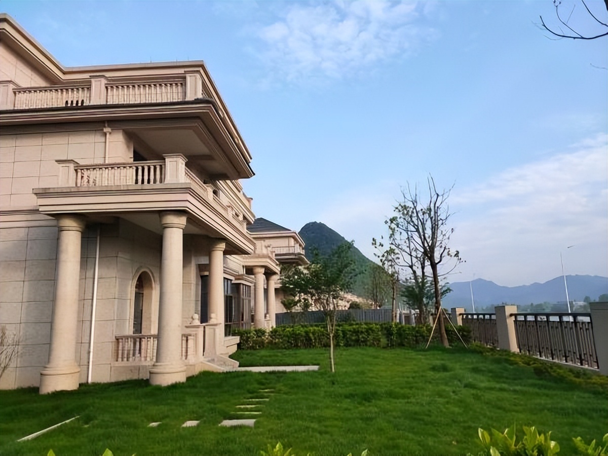 Along the way from S302 Chun'an to Tonglu, there are country villas ...