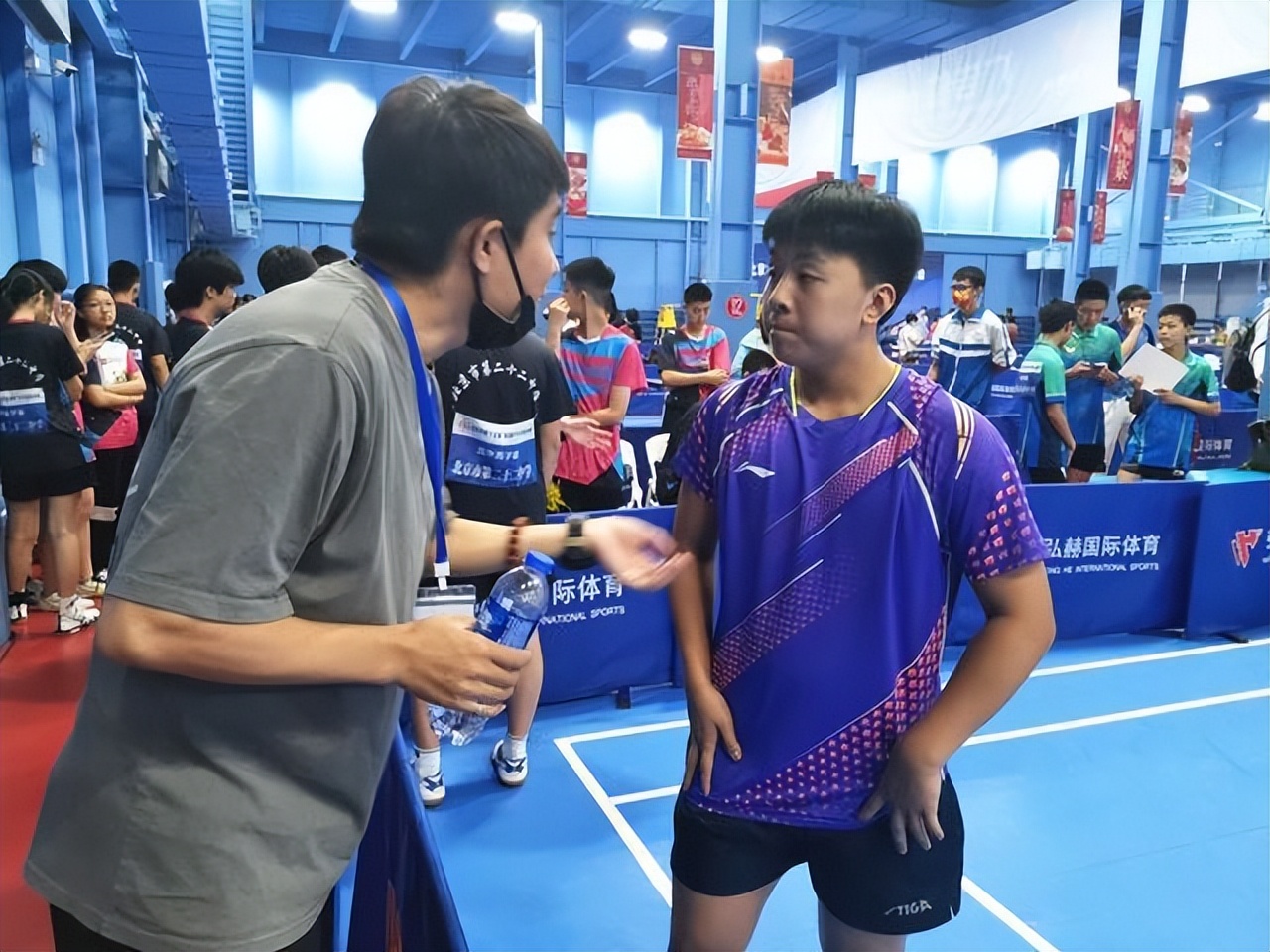 A recent photo of Deng Yaping's family of three, the 16-year-old son is ...