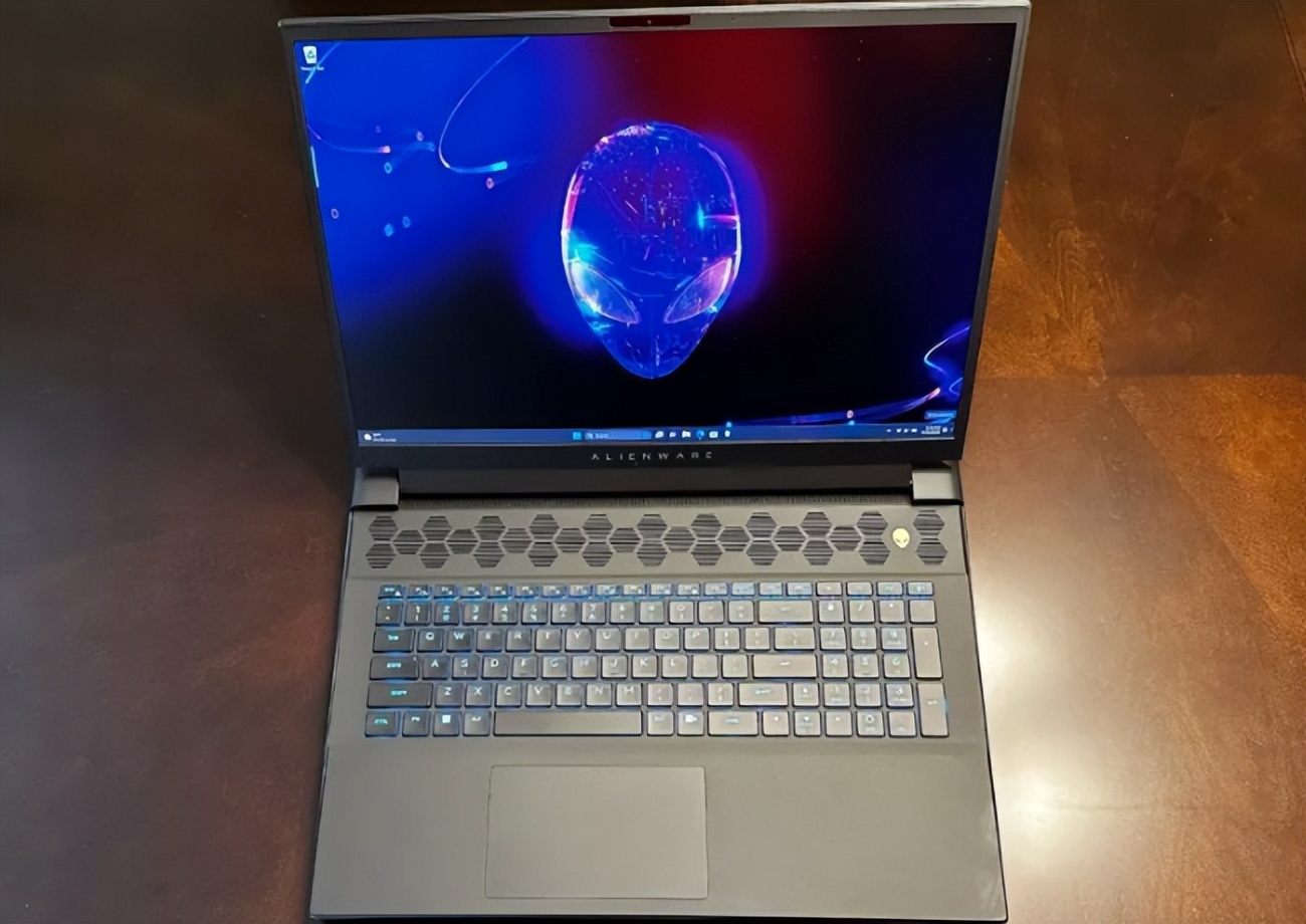 Alienware m18 R1測評：可怕的動力，480 Hz螢幕 - 資訊咖