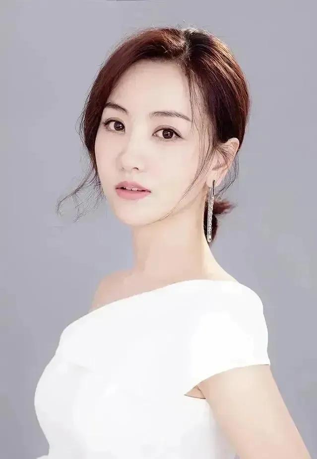 Elegant actress Yang Rong - iNEWS