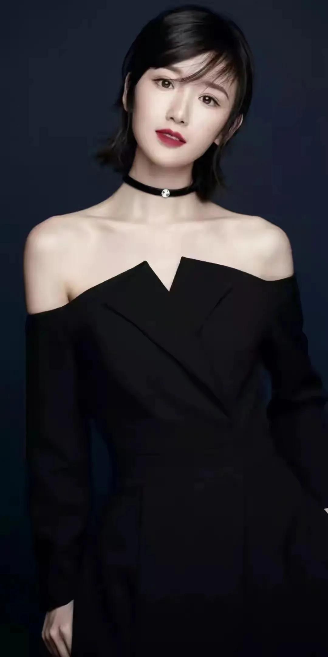 Beautiful female star wallpaper - iNEWS