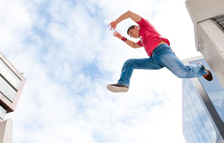 tragedy! Foreign men pursue thrilling high-rise parkour and ...