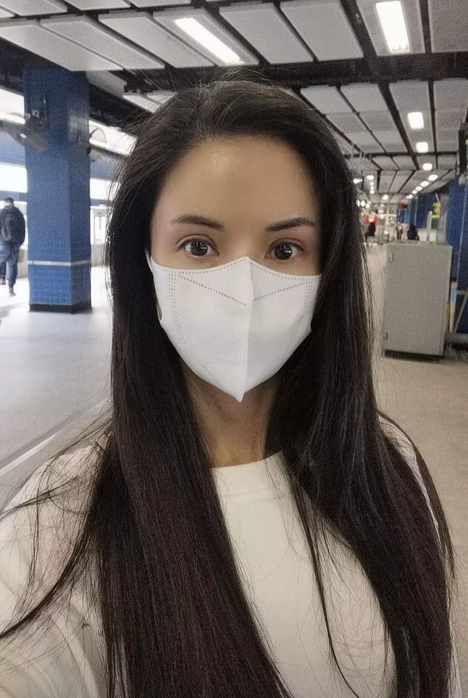 56-year-old Li Ruotong travels on the subway, posing wantonly along the ...