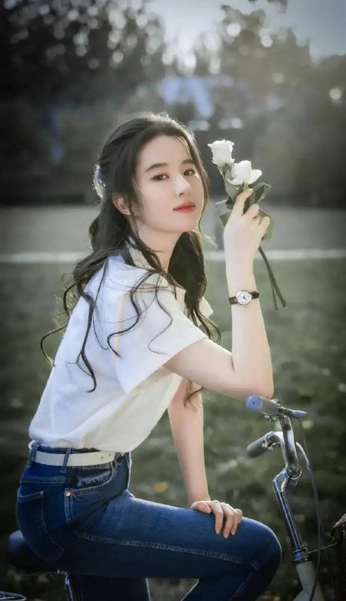 China's best girlfriends: Tang Yan celebrated Liu Yifei's birthday for ...