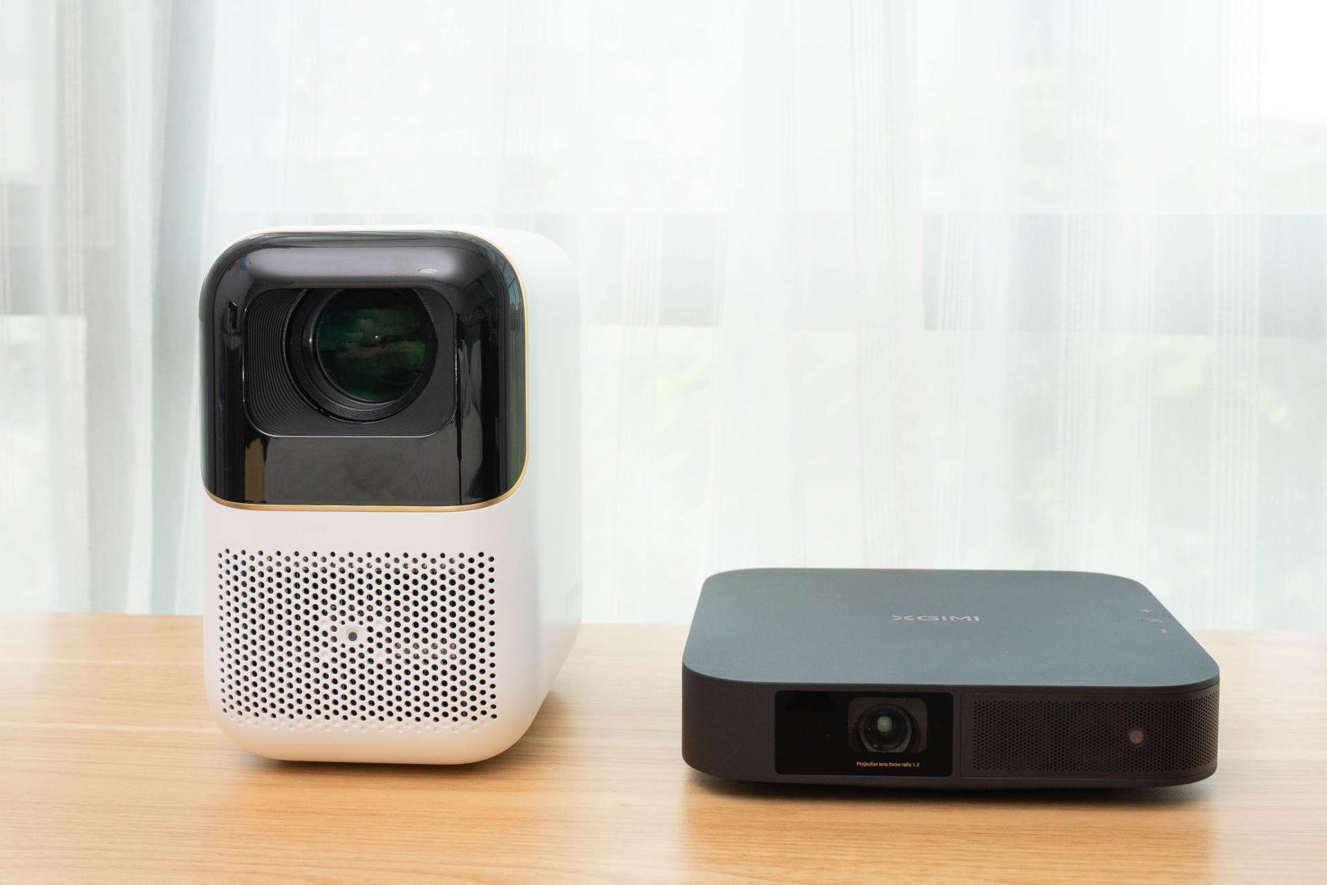 Two smart projectors with half the price difference Xiaoming Q1 Pro & XGIMI Z6X comparative ...