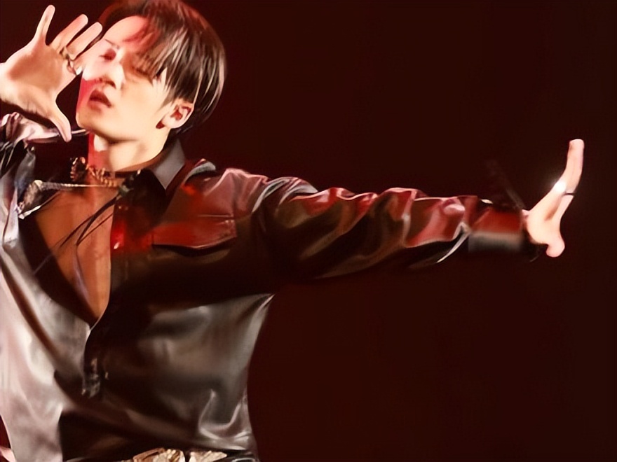 Tan Kenji, who is good at singing and dancing, and has first-class ...