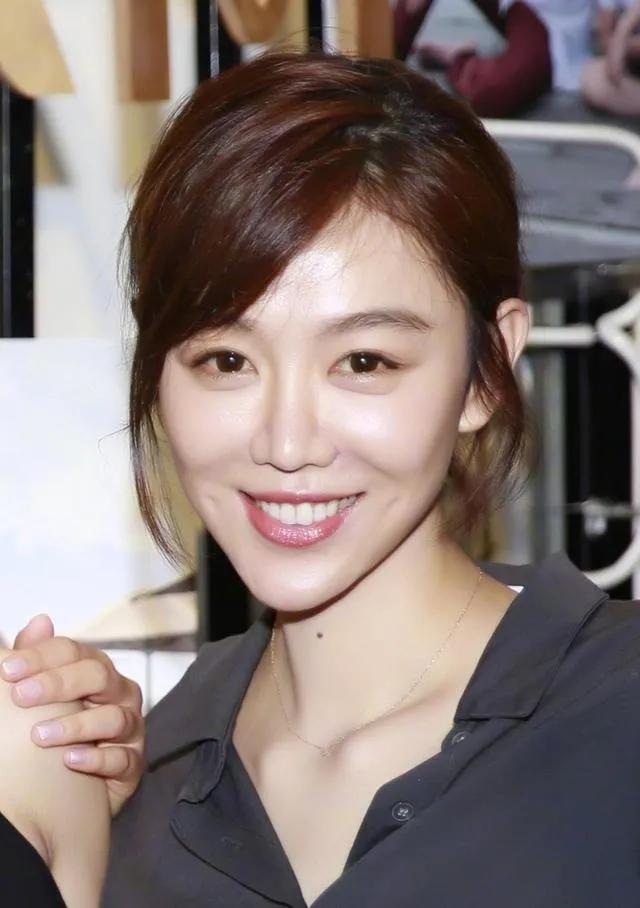 She is so beautiful, so charming, and tender as water!(Jiang Yan) - iNEWS