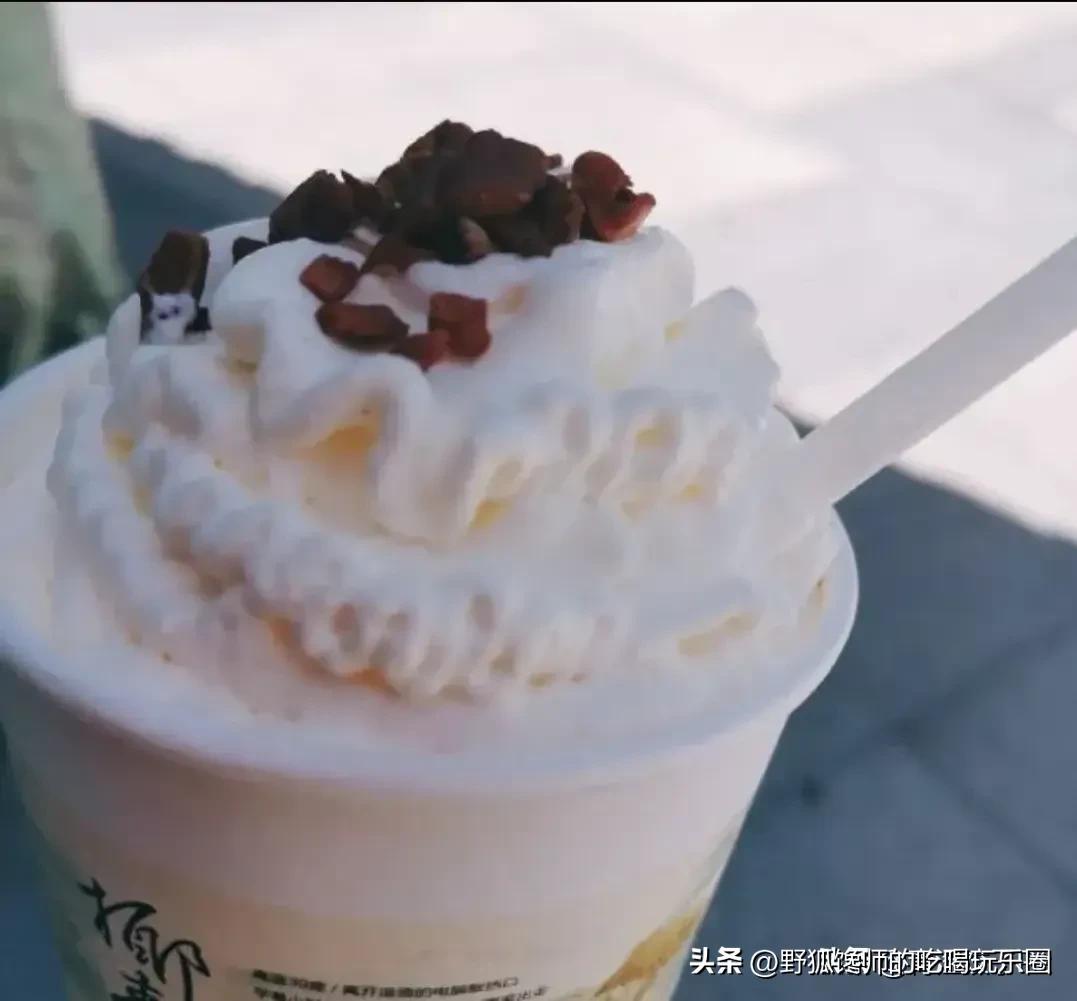 There are two milk tea shops in Wubu, Changsha Pedestrian Street: the ...