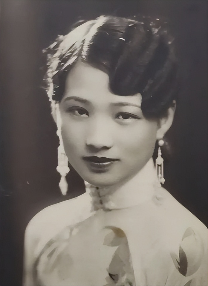 Ye Zhen, a famous prostitute in a brothel in the Republic of China, was ...