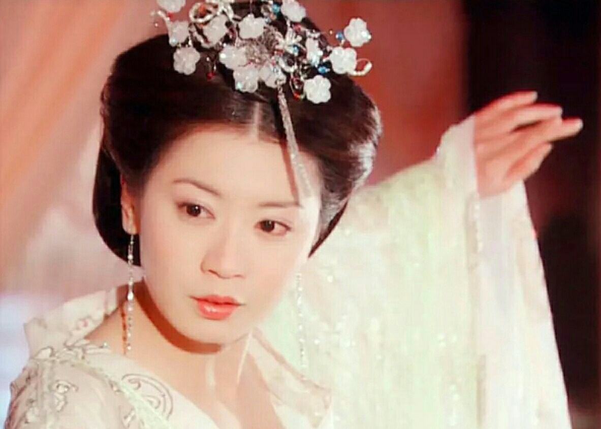 This is a 48-year-old woman? Alyssa Chia's low-cut street shoot dreamed ...