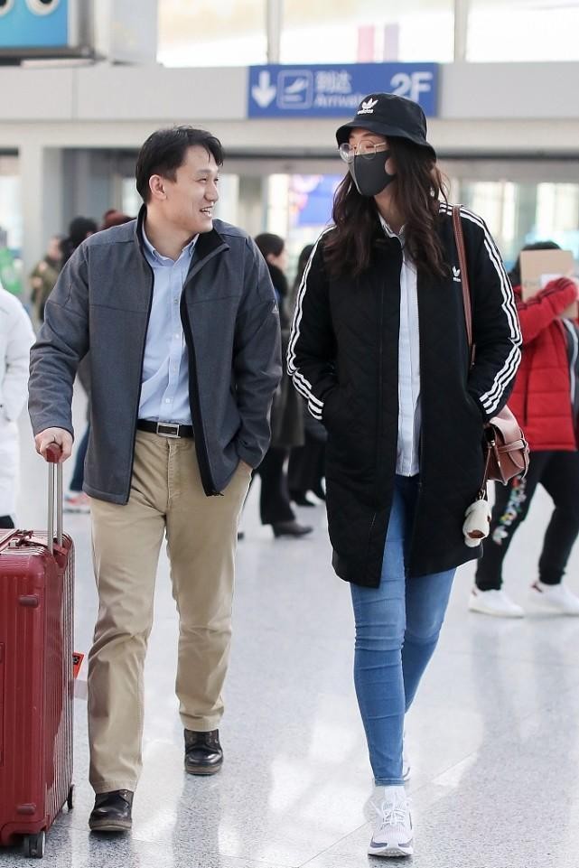 Hui Ruoqi is really tall beside her husband, she dresses casually and ...