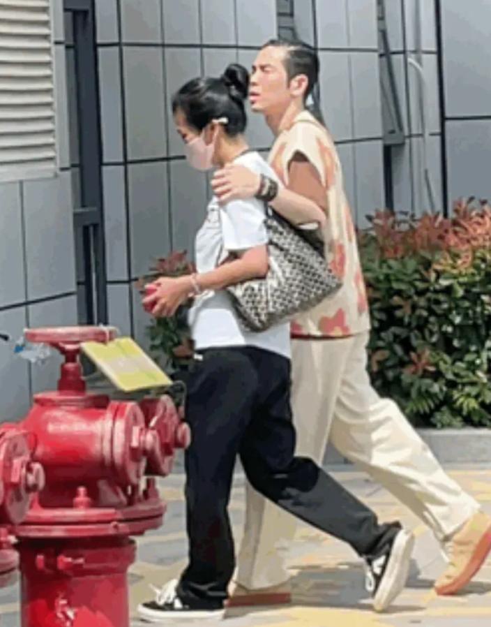 Xiao Jingteng's fiancée posted a selfie for the first time after being ...