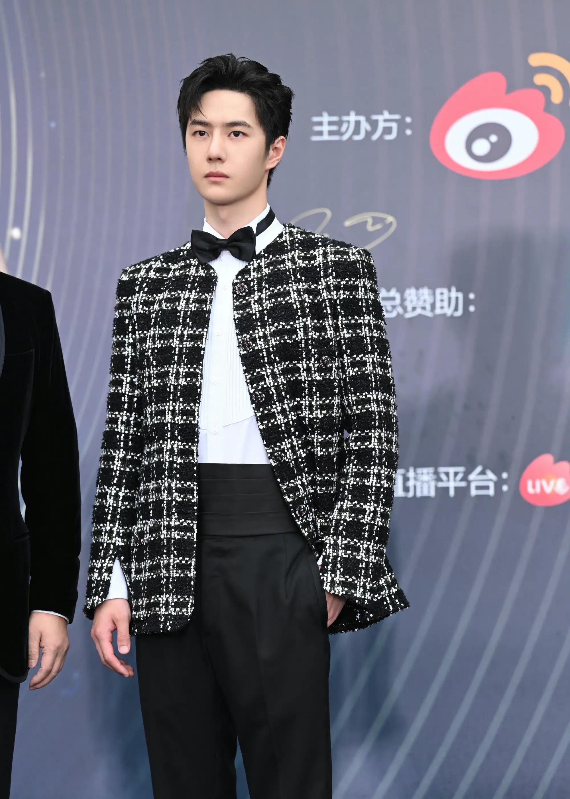 #Wang Yibo's Red Carpet Looking Back# Wang Yibo's Weibo Night Red ...