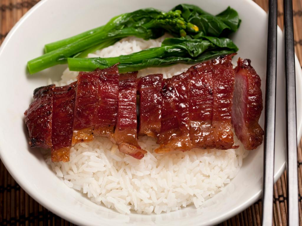 Char Siew is colored in this way, bright red and healthy - iNEWS