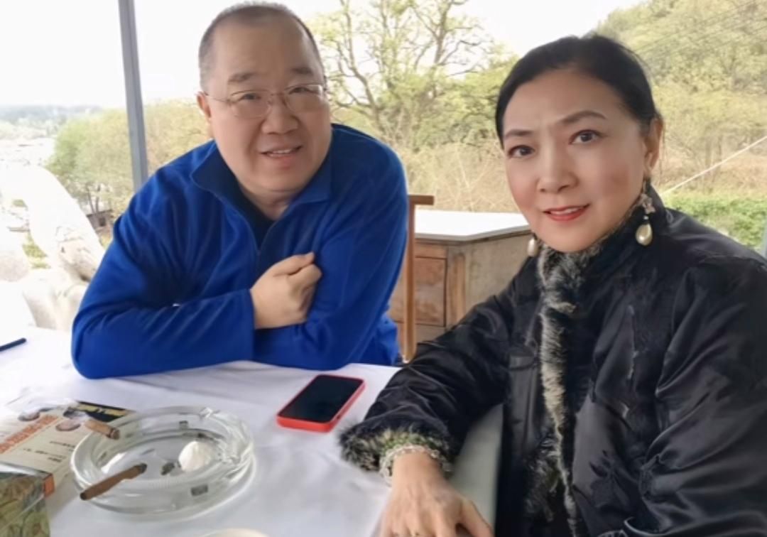 Yingda gained ten catties in a recent photo, served tea to entertain his old partner, and used ...