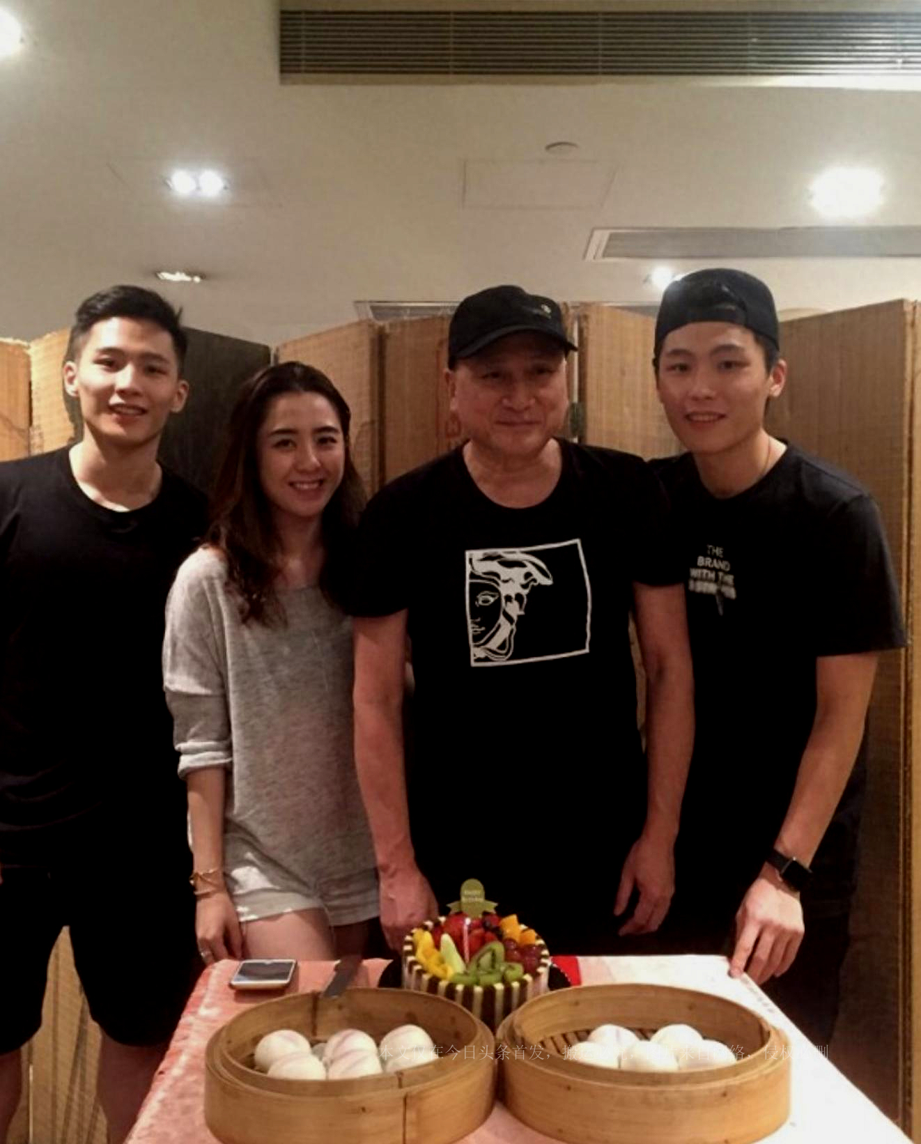 Tang Zhenye and his wife and daughter returned to Hong Kong to visit ...