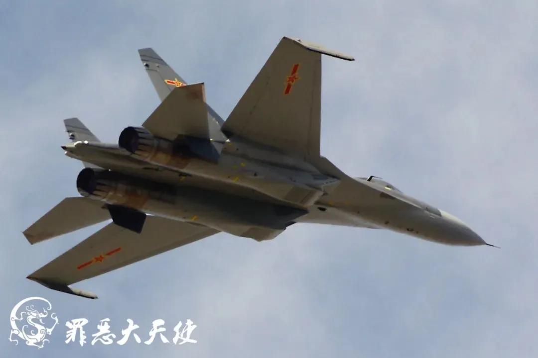 The Air Force New Year's video "Grey-headed J-11BG" is very conspicuous ...