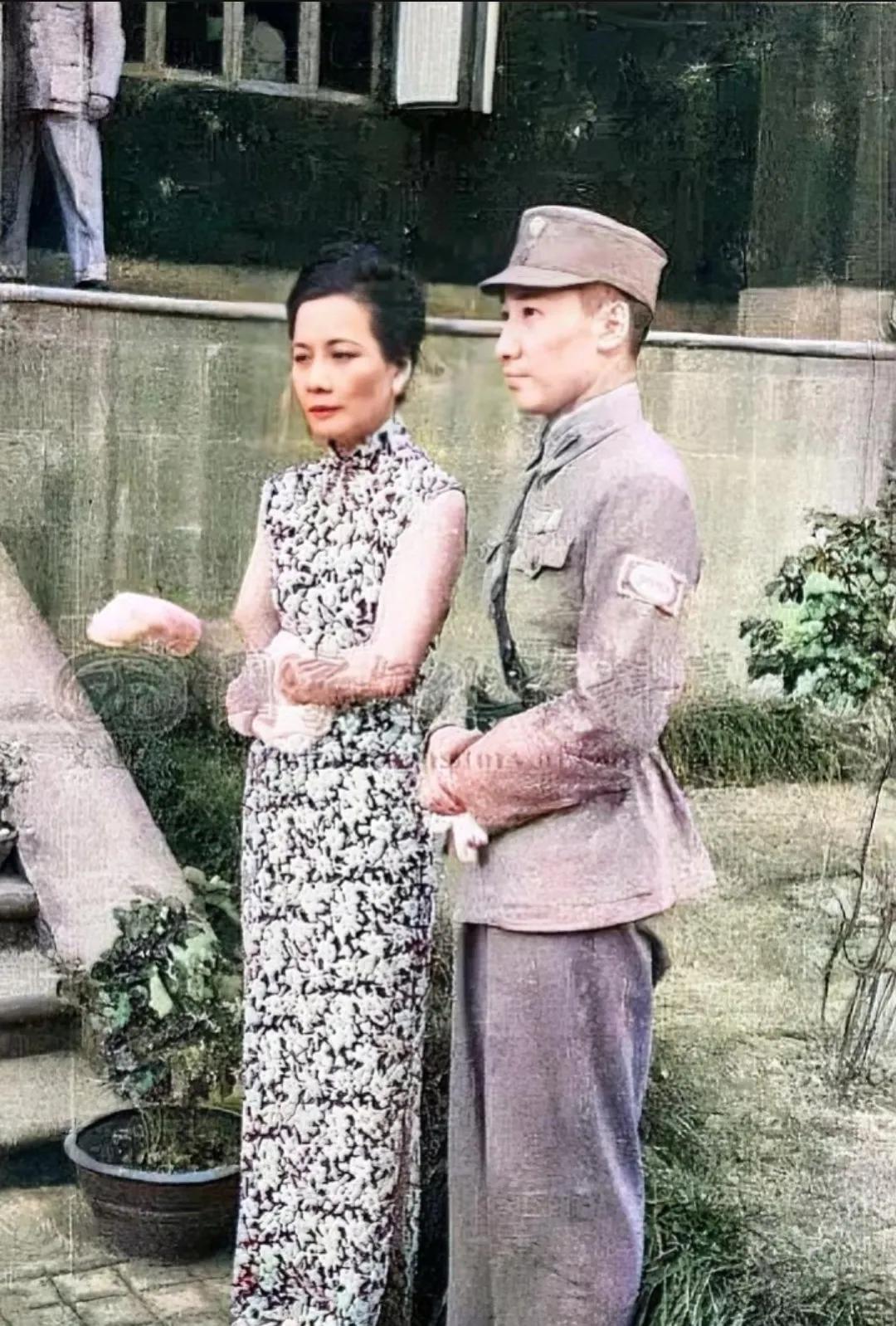 A rare group photo of Song Meiling and Chiang Ching-kuo when they were ...